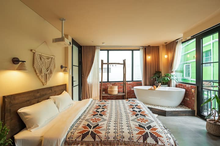 Balcony-projector-pooltable-jacuzzi-patchahaus - China