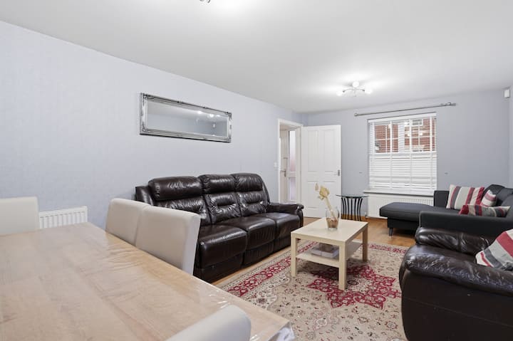 5 Bed House In Cadishead, Irlam - 알트링캠