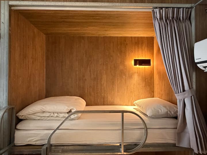 Single Bed In Dormitory Female Only-the Restro - Tainan City