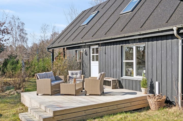 Dansk Sommerhusidyl Med Udsigt Over Vandet - Denmark