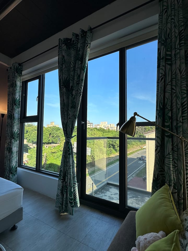 金門依山村驛浪漫雙人房｜整片落地窗給你滿室陽光・清新舒適。近機場碼頭交通便利。 - 진청 진