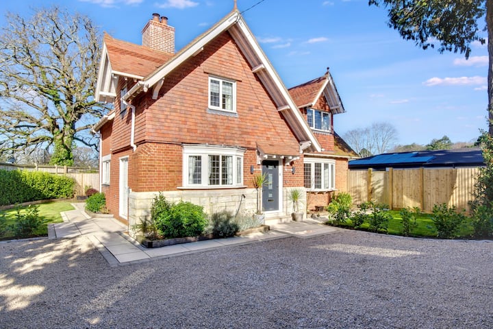 Charming Character Gate House, Garden And Parking - Poole