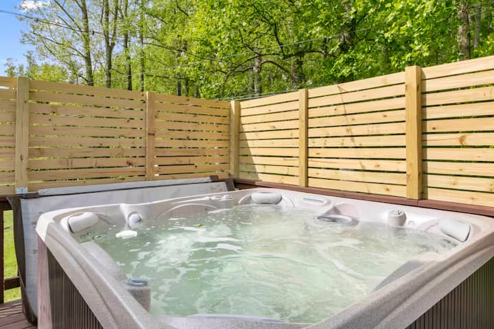 Large Retreat House W/ Hot Tub! - Asheville, NC