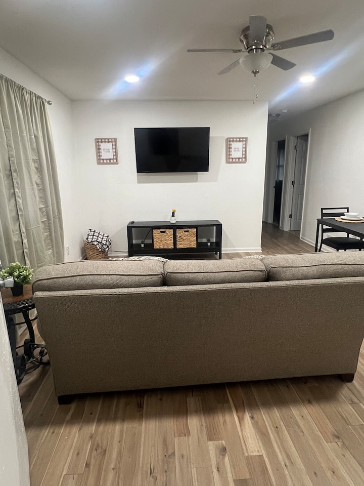 Modern 2-bedroom Apartment Near Naval Base - Waukegan, IL
