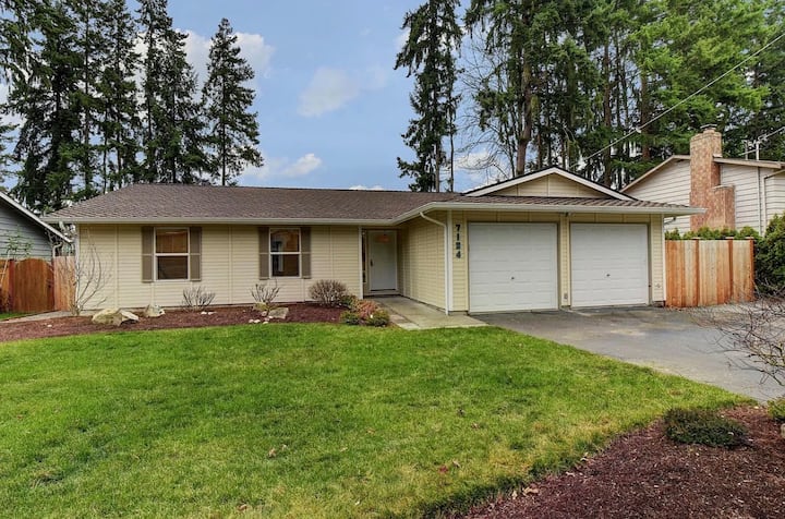 Garage With Ev Charging | Workspace | Kitchen| Ac - Redmond, WA