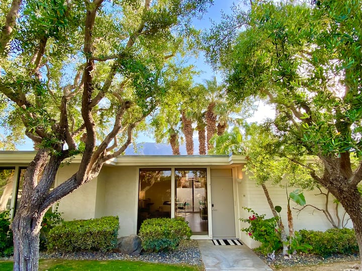 Sunny Condo W/ Mountain Views And Private Patio - Palm Springs, CA
