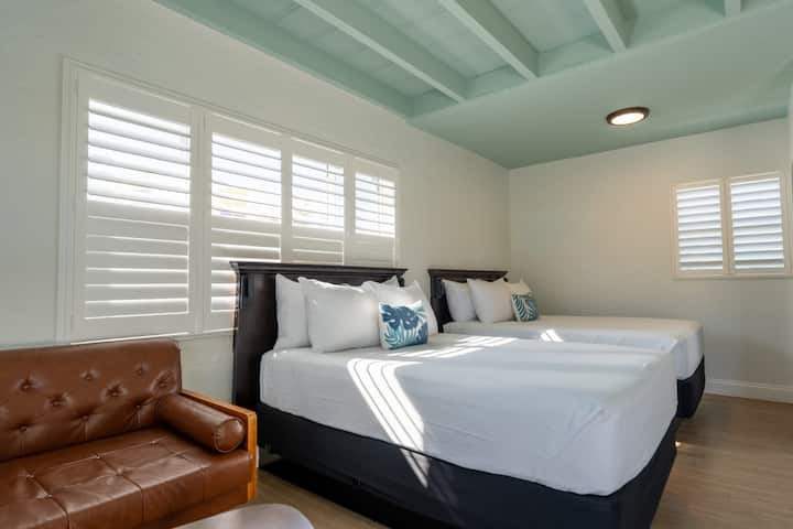 #150 Seaside Beach Resort 2 Full Beds 21+ - St. Pete Beach, FL