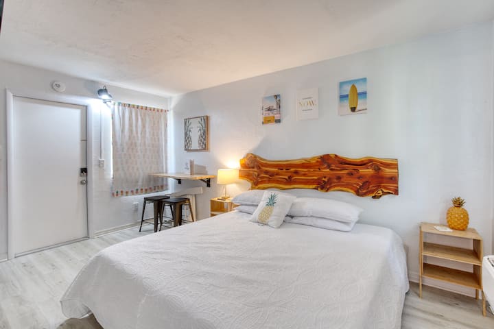 Pineapple #8 Shores Retro Inn - Daytona Beach, FL