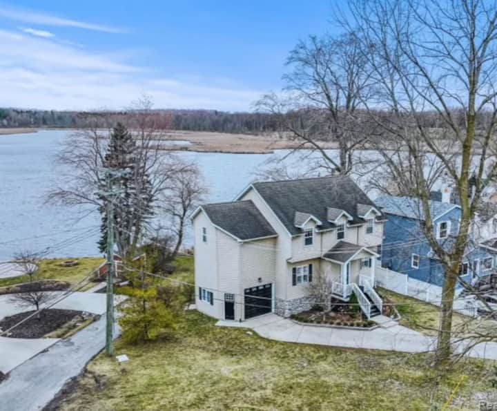 Lakehouse Getaway! - Novi, MI