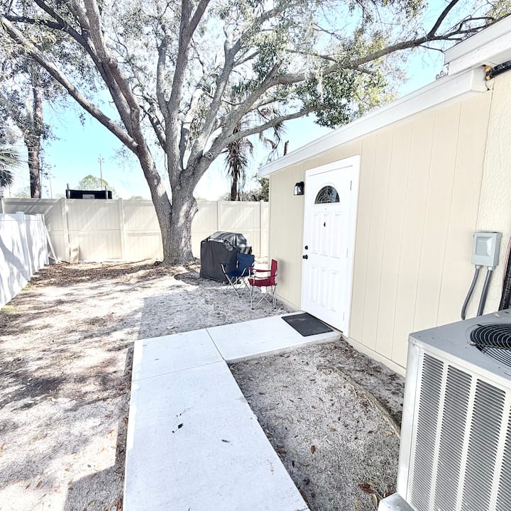 Welcome To Our Guest House In New Tampa Area. - Tampa, FL