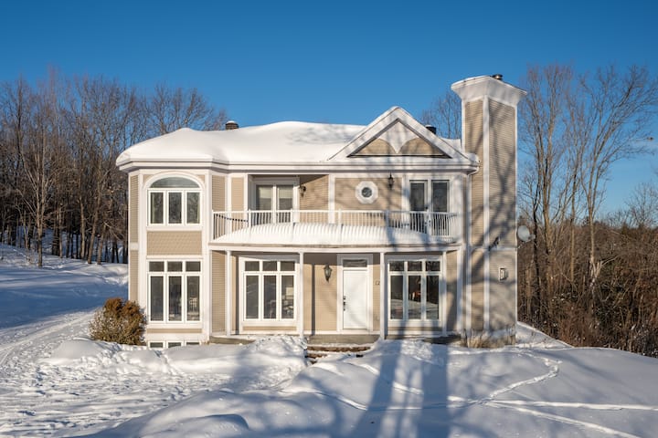 Executive Calumet Home In The Forest - Hawkesbury