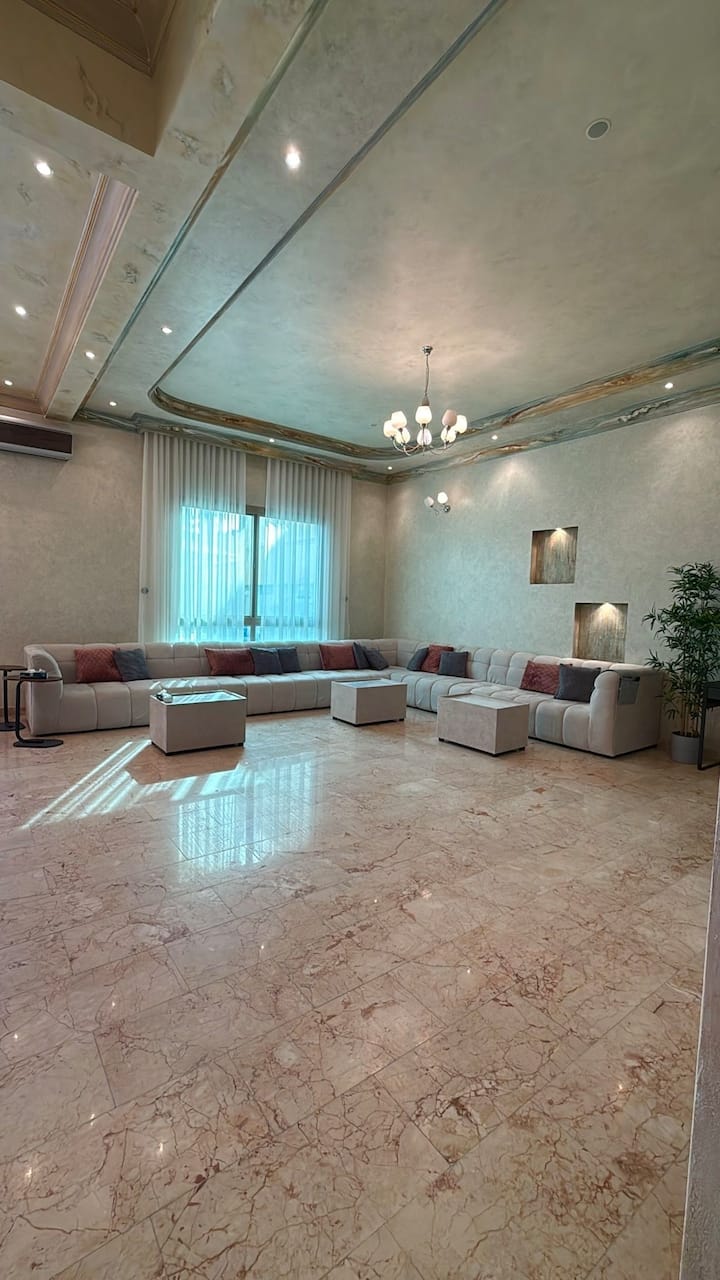 Villa Luxe 4: Spacious 5-bedroom Haven - Bahrain