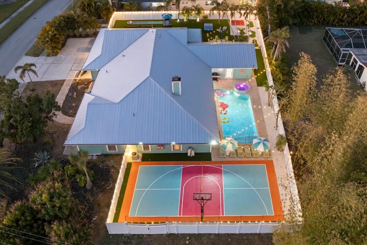 Pickleball, Heated Pool, Hot Tub & Games Retreat! - Bradenton Beach, FL