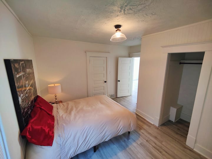 Artist Studio Home & Gallerycomfortable Long Term - Grand Rapids