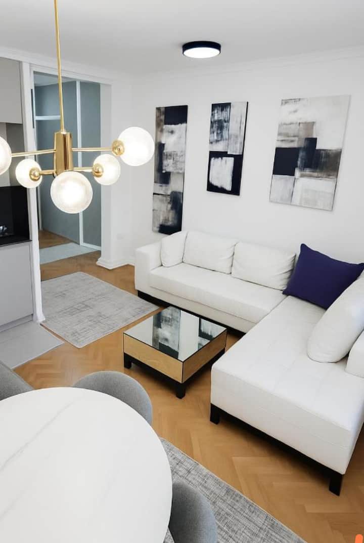 White Lounge 
Haustor - Podgorica