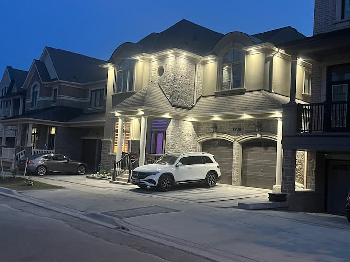 Designer 4br Basement Suite – Oakville - Oakville