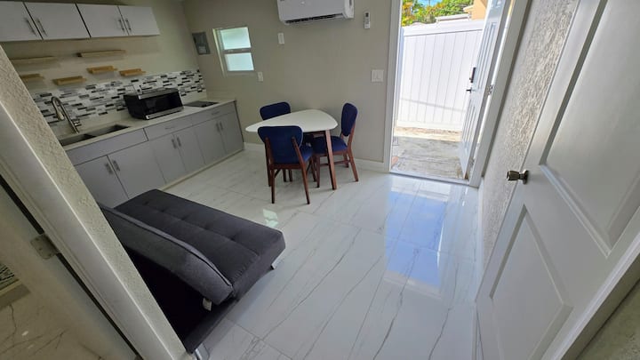 Private Efficiency Unit - Great Location - Hollywood, FL