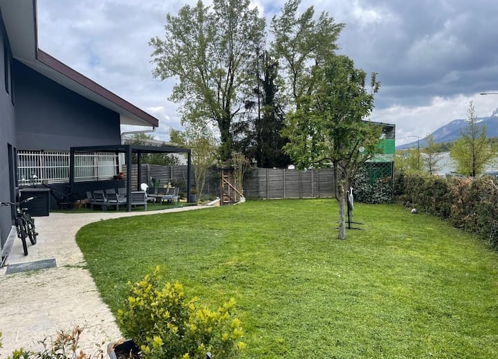 Charmante Et Spacieuse Maison Avec Jardin - Annecy