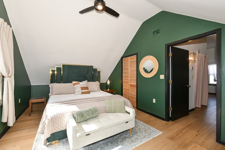 Summerfest Group Getaway! Only 3 Miles Away - Milwaukee