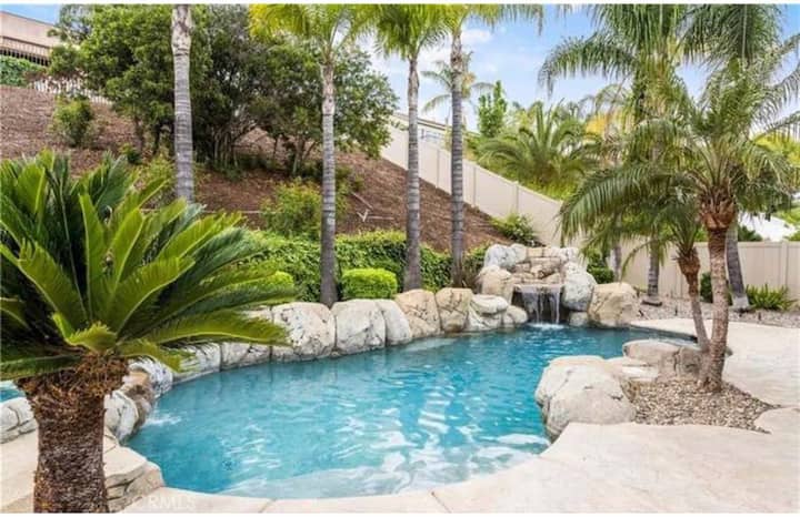 The Luxe Splash Estate - Corona