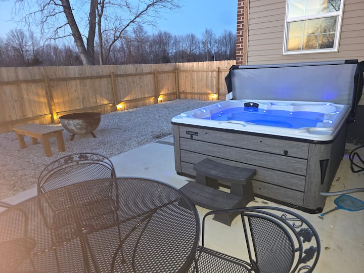 2 Bedroom Home With Fenced Backyard And Hot Tub - Illinois