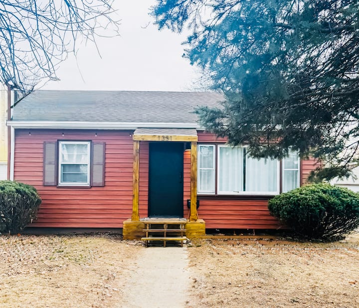 Redwood Cottage - Clinton, IA