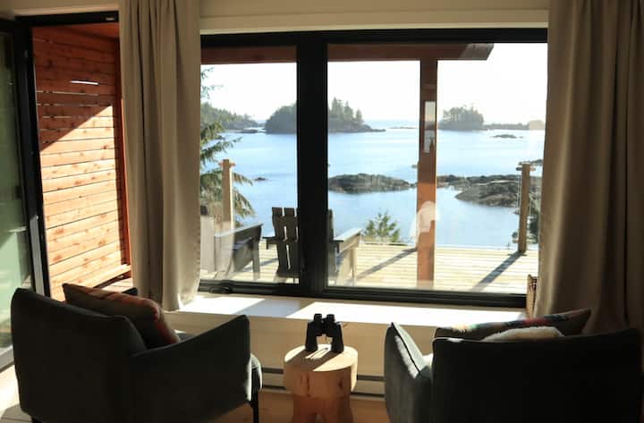 Flo | Oceanfront Bright Suite - Canada