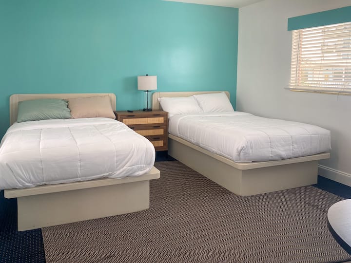 Arvilla 1 Bedroom W/kitchenette -2 Queen 2nd Floor - Treasure Island, FL