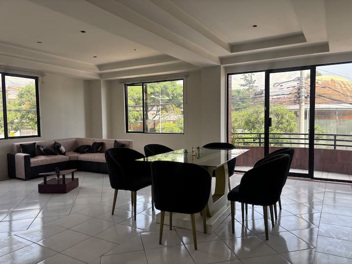 Con Hermosa Vista Frente Al Parque De La Madre - Cuenca