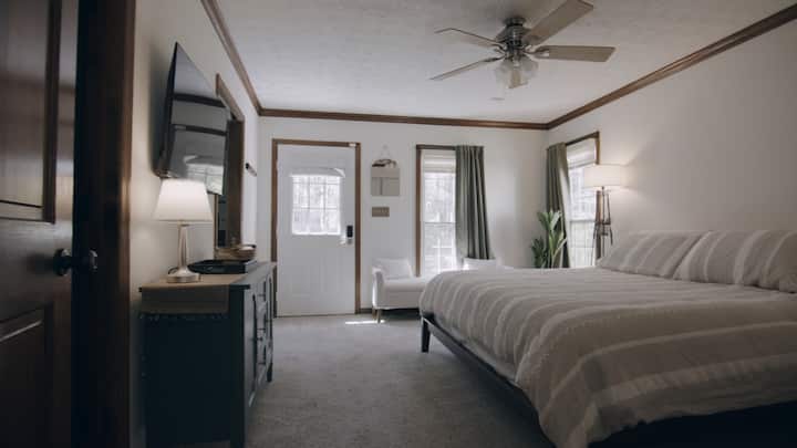 Spacious Ptc Suite With Kitchen - Peachtree City, GA