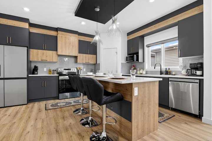 Brand New | Sleeps 8 | Garage | Fully Stocked - Leduc