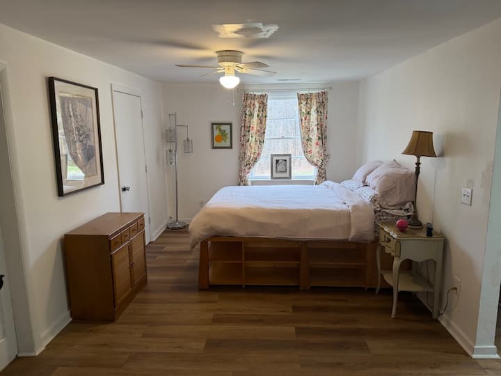 Farmhouse Duplex On Bird Of Prey Experience Farm - Nashville, TN