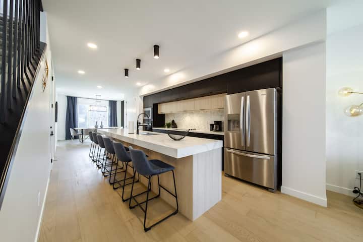 Skyline Serenity | Hottub | Rooftop Patio |Central - Edmonton