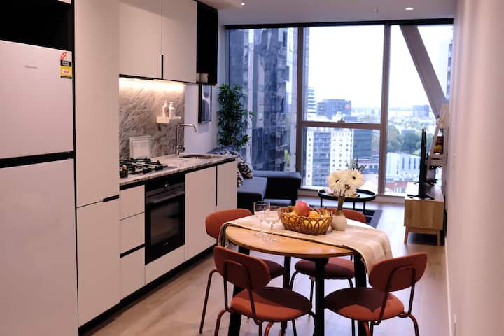 West Side Place 1br With Parking Pool & Gym - Williamstown