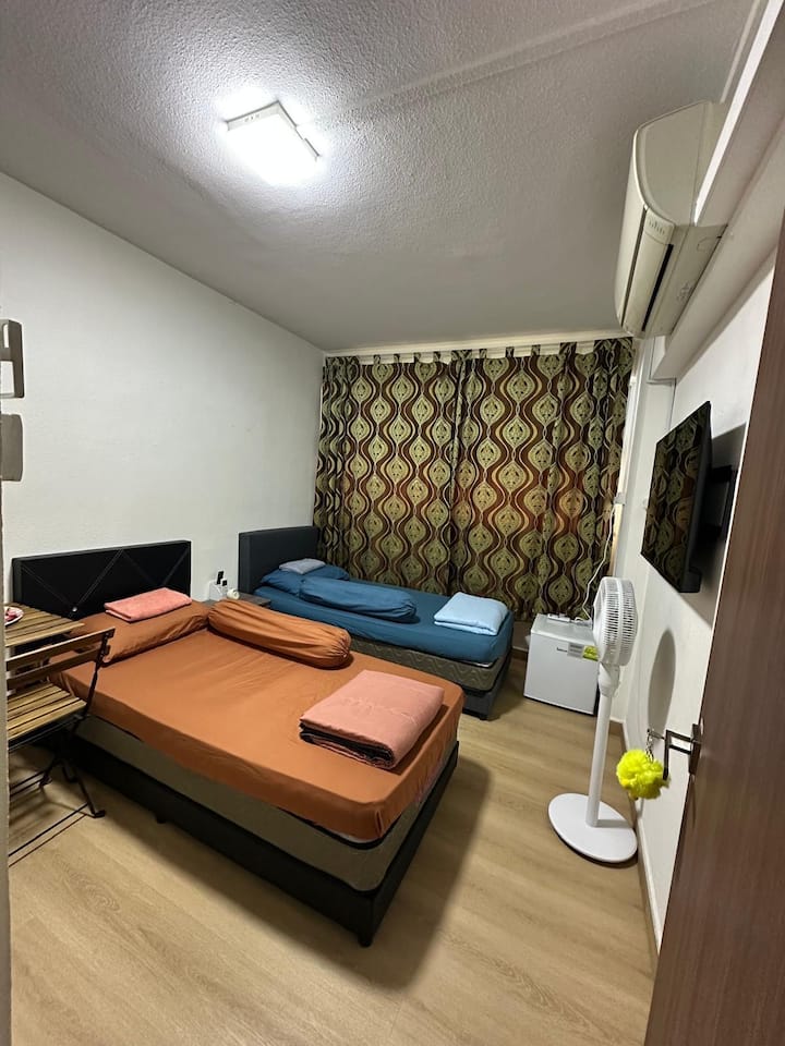 Cosy Room With 2 Single Beds For Short Term Rental - Singapore