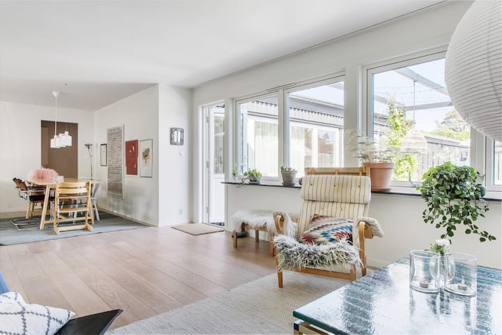 Enplanshus Nära Hav Och Mellan Skärgård Och City - Tyresö