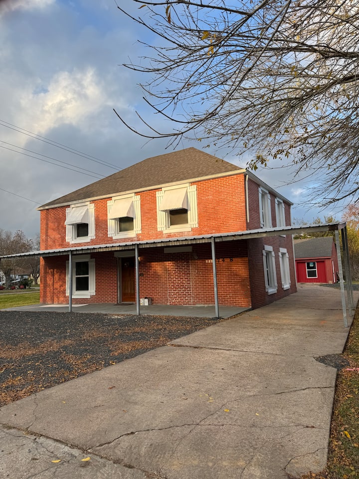 6 Bedrooms House Sleeps 9 Beds Room Rental Only - Nederland, TX