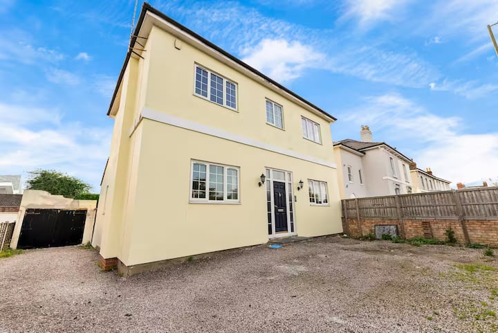 Perfect Booking | 4 Bed Home In Cheltenham - Cheltenham