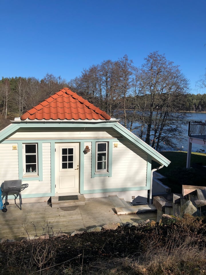 Eget Litet Hus Vid Sjön. Etta Med Altan & Trädgård - Vallentuna