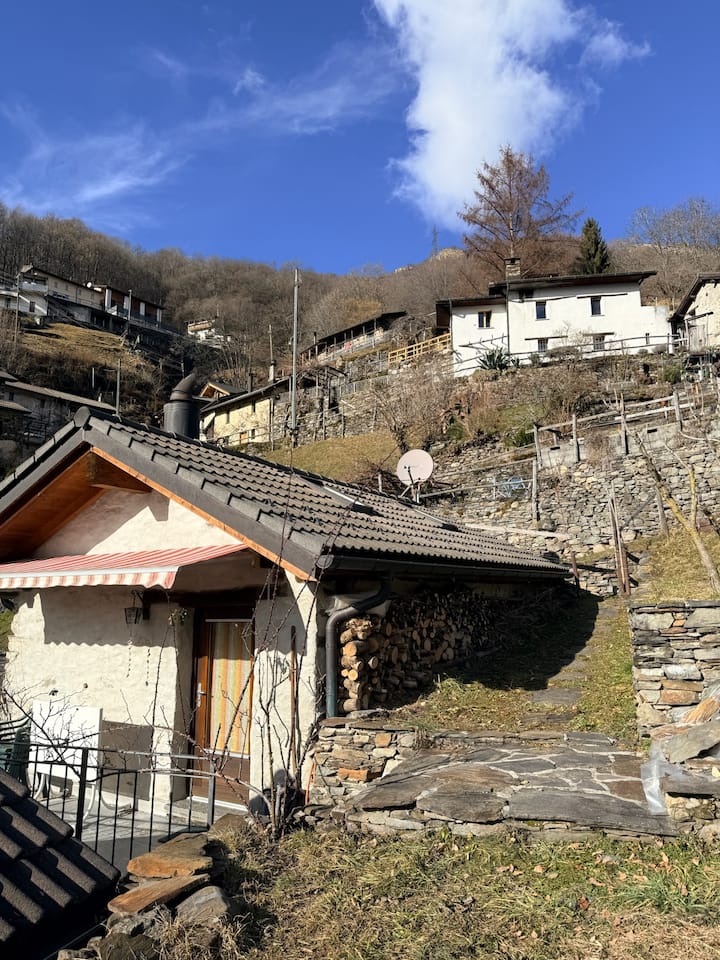 Casa Vacanza In Posizione Soleggiata Ad Indemini - Vira