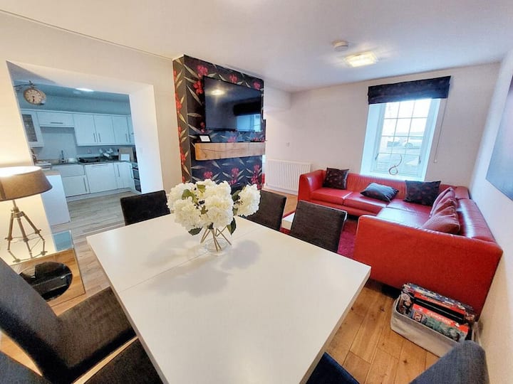 Bamburgh - Sleeps 8 - Pets Stay Free - Beaches - Bamburgh