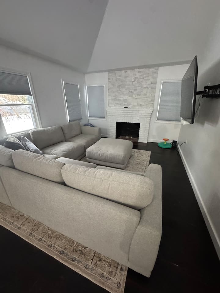 Spacious 3br Getaway With Yard & Parking - Wellesley, MA