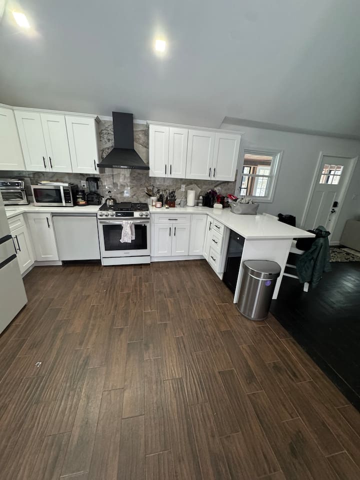 Spacious 3br Getaway With Yard & Parking - Wellesley, MA