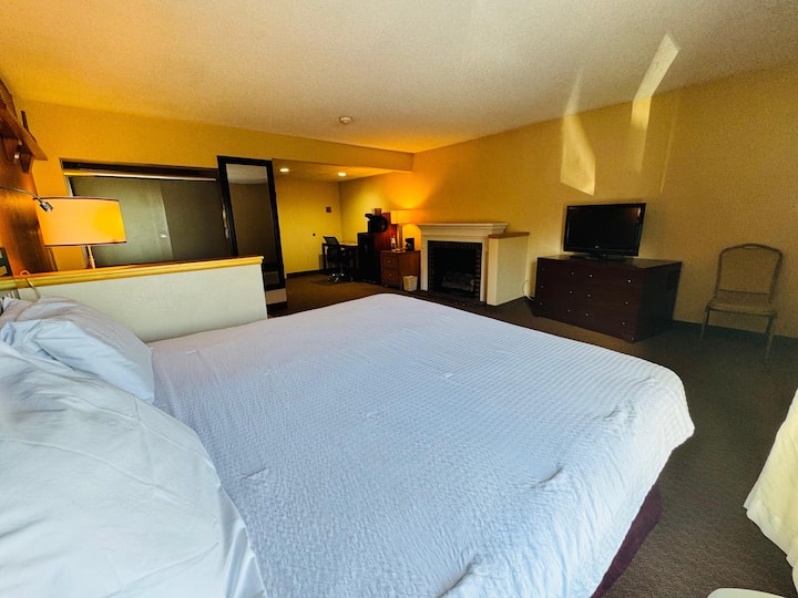 Hotel M Mount Pocono King With Jetted Tub Suite. - Mount Pocono, PA
