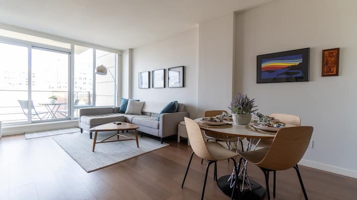 Waterfalls Hotel - 10th Floor Signature Suite - Vancouver Island