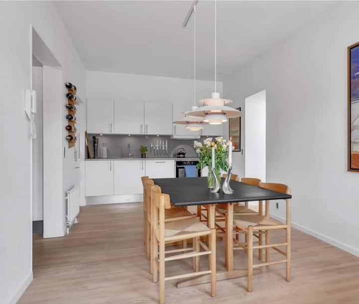 Lys Og Rummelig 3-værelses Med Altan Midt I Aarhus - Aarhus