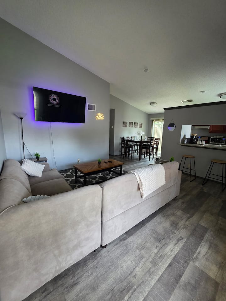 Modern Home W/ Backyard Pool + Free Coffee Bar! - Texas