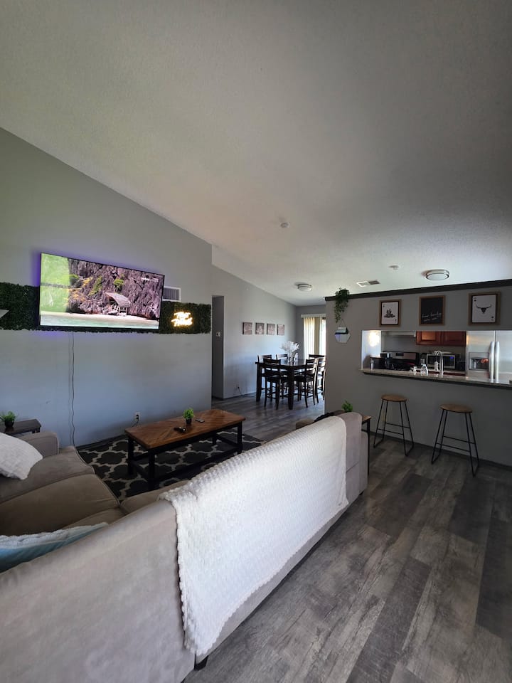 Modern Home W/ Backyard Pool + Mini Golf! - SeaWorld San Antonio, San Antonio