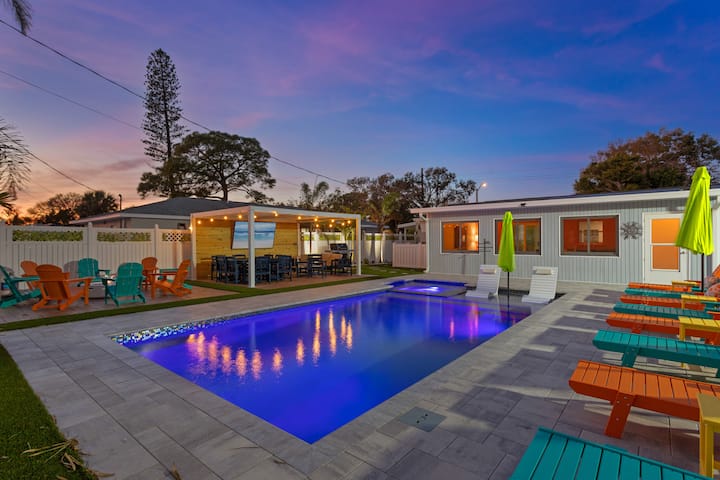 *New* Private Backyard Resort | Pool+pickleball - Tampa Bay, FL