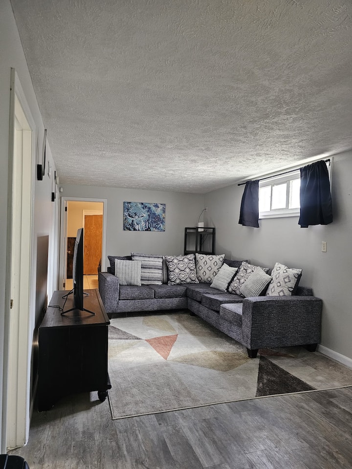 2bd/1ba Basement Apt. Private Entry & Laundry Room - Shadow Lake, Papillion